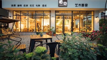 Fachada do alojamento (tarde/noite)