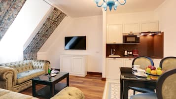 Quarto Quádruplo Familiar, 1 quarto, kitchenette | Cozinha privada | Um frigorífico, um micro-ondas, uma placa de cozinha