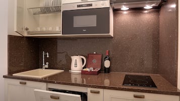 Quarto Duplo ou Twin Comfort (with Kitchenette) | Cozinha privada | Um frigorífico, um micro-ondas, uma placa de cozinha