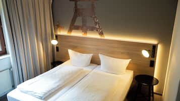 Quarto casal, 1 cama King | Escrivaninha, berços grátis, Wi-Fi de cortesia, roupa de cama