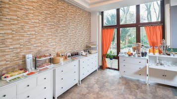 Café da manhã com buffet todos os dias (EUR 9.5 por pessoa)