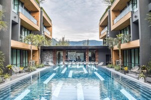 Piscina exterior, espreguiçadeiras