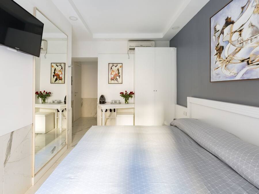 Escrivaninha, quartos à prova de som, Wi-Fi de cortesia, roupa de cama