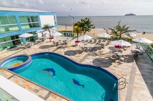 2 piscinas externas, espreguiçadeiras