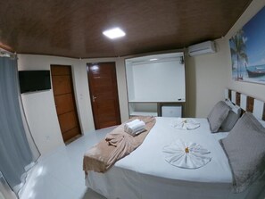Frigobar, cofres nos quartos, roupa de cama