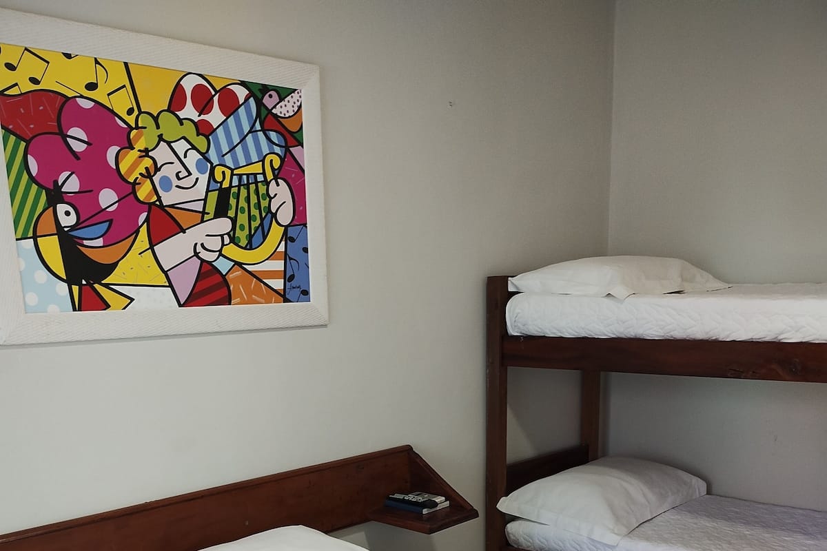 Quarto Quádruplo (Stilo) | Minibar, Wi-fi grátis, roupa de cama fornecida