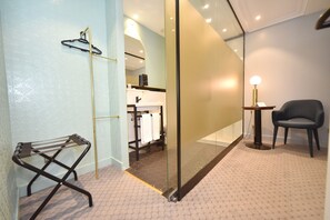 Quarto Clássico com Cama de Casal | Minibar, cofre no quarto, cortinas/cortinados opacos 