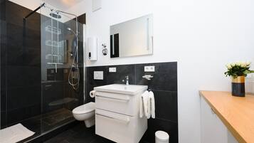 Apartamento Cidade, 2 quartos, cozinha | Casa de banho | Um polibã, artigos de higiene pessoal grátis, um secador de cabelo