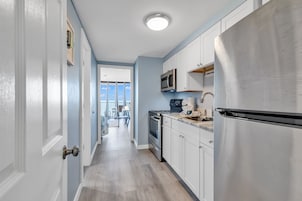 Apartamento Clássico em Condomínio Fechado, 1 quarto, varanda, vista para o oceano | Cozinha privada | Um frigorífico, um micro-ondas, um forno, uma placa de cozinha