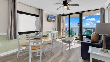 Condo clássico, 1 quarto, acesso à piscina, vista para o oceano | Sala de estar | TV de tela plana 50 polegadas com canais via satélite, TV