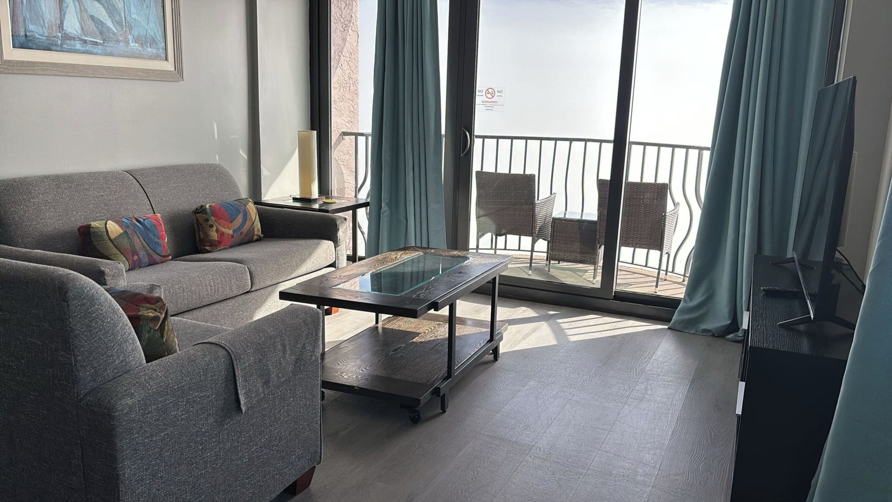 Condo premium, 3 quartos, sacada, vista para o oceano | Sala de estar | TV de tela plana 50 polegadas com canais a cabo, TV