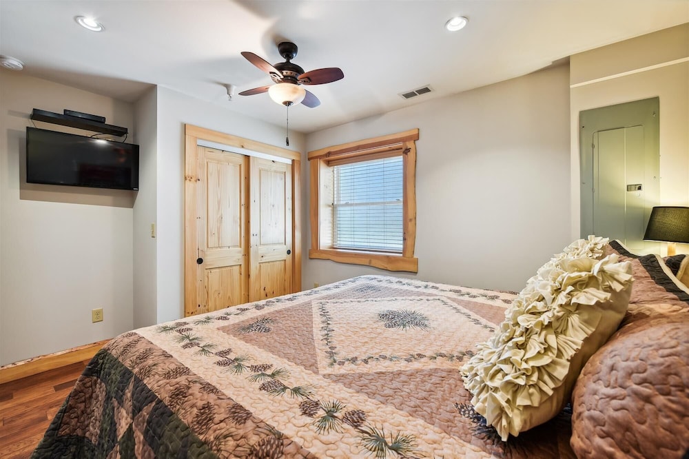 Downtown Main Street-2 Br “Bull” - Blowing Rock, NC