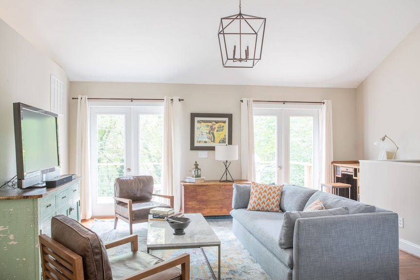 Downtown Carriage House | 1 Br Loft Close To The Historic Downtown Mall - Charlottesville, VA