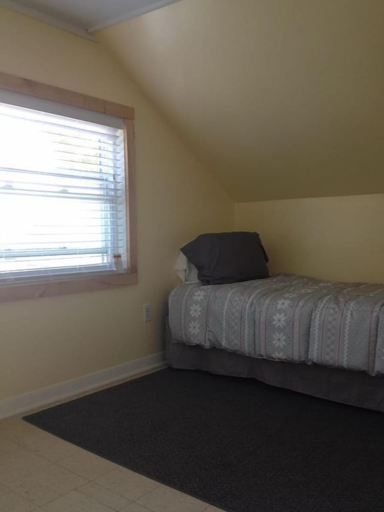 Experience The Charm Of A Lakefront Cottage, Perfect For Year-round Enjoyment! - Hastings, NY