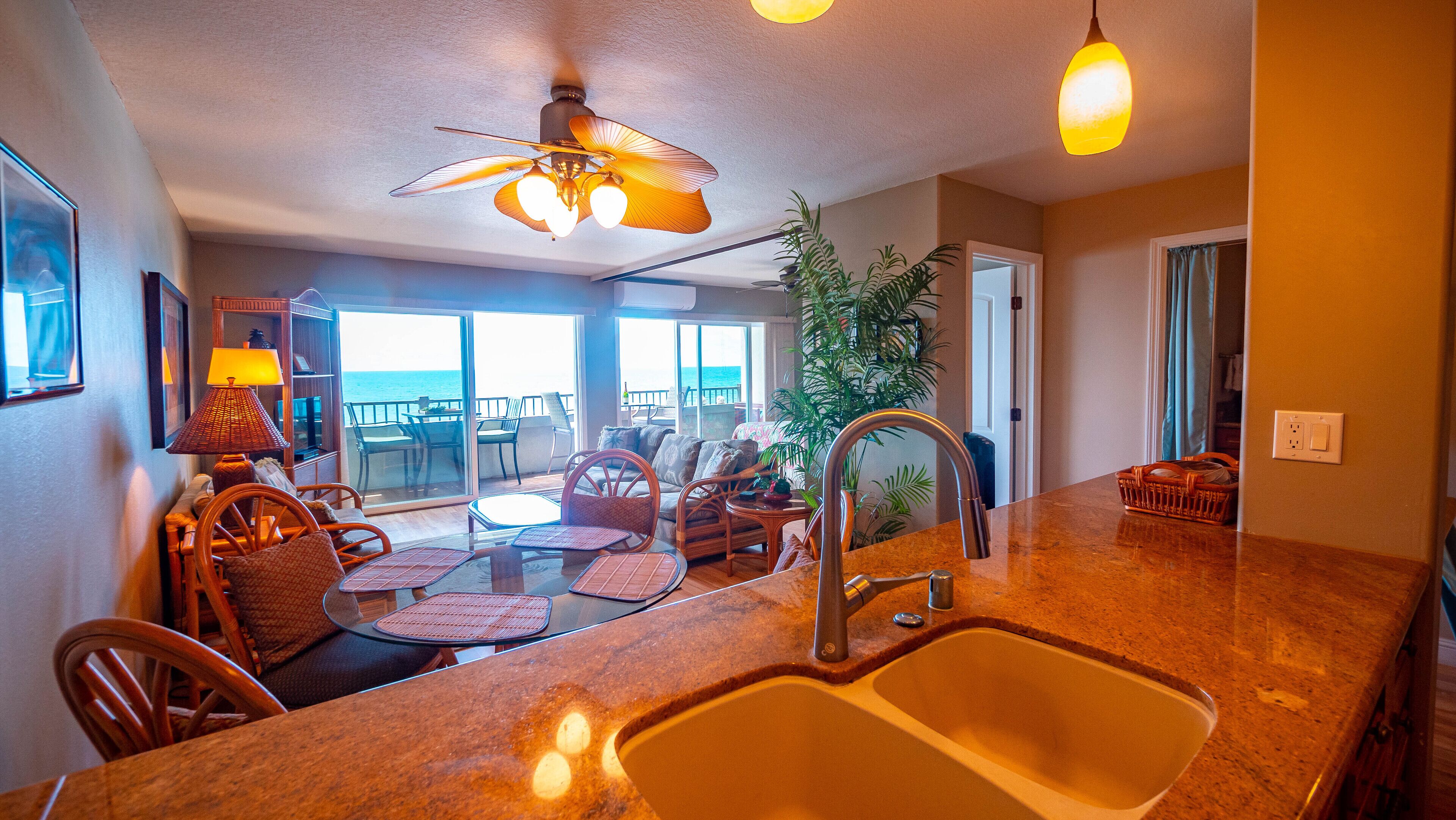 Romantic Penthouse Oceanfront Condo With Ac And Fabulous Views - Kailua-Kona, HI