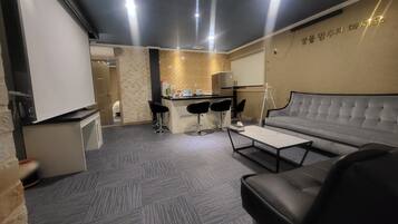 Suite (Free Netflix, Styler, Air purifier) | Sala de estar | TV de ecrã plano, Netflix, piso aquecido, serviços de streaming