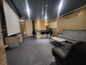 Suite (Free Netflix, Styler, Air purifier) | Sala de estar | TV de ecrã plano, Netflix, piso aquecido, serviços de streaming 