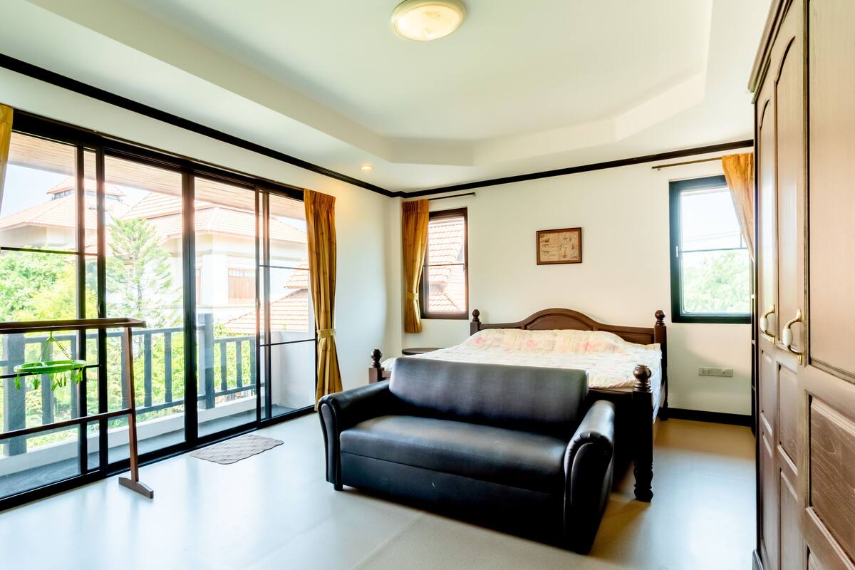 Quarto Deluxe, 1 cama king-size | Secretária, Wi-fi grátis, roupa de cama fornecida