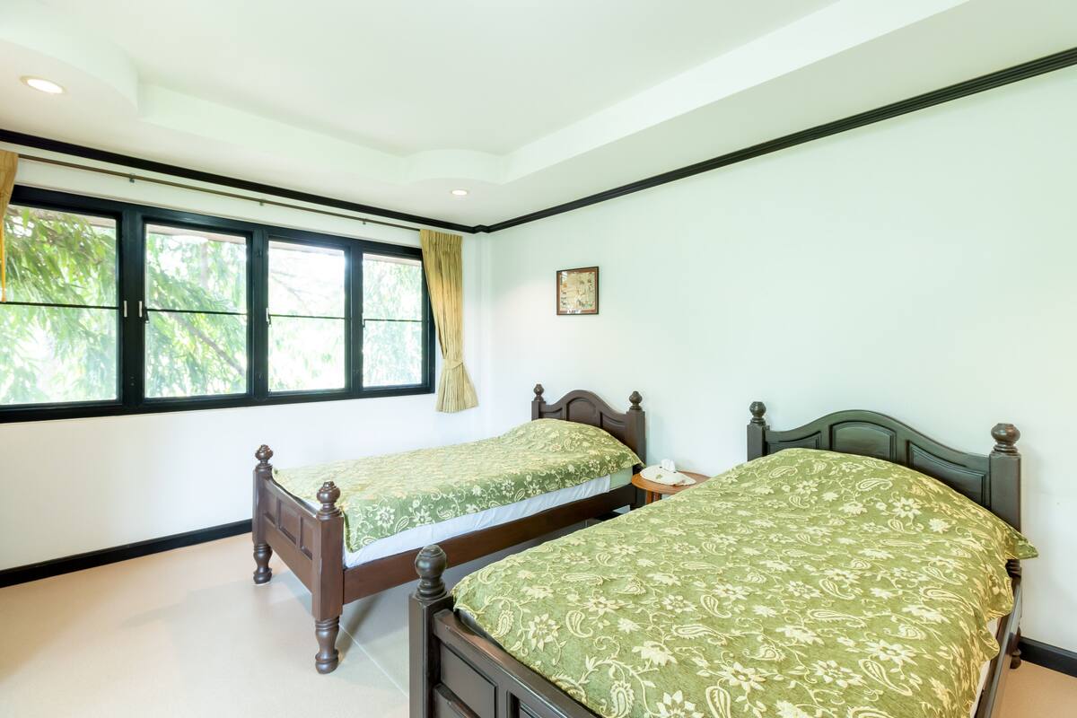 Quarto Deluxe, 2 camas individuais | Secretária, Wi-fi grátis, roupa de cama fornecida