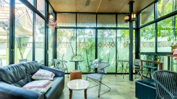 Pequeno-almoço preparado no momento diário (150 THB por pessoa)