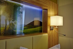 Quarto casal clássico, 1 cama de casal | Roupas de cama antialérgicas, escrivaninha, cortinas blackout