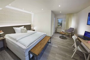 Quarto solteiro clássico, 1 cama Queen | Roupas de cama antialérgicas, escrivaninha, cortinas blackout