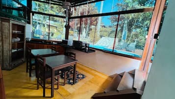 Um micro-ondas no espaço comum