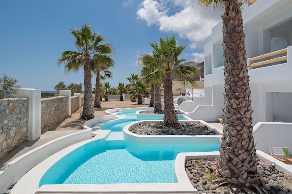 Piscina exterior, guarda-sóis, espreguiçadeiras