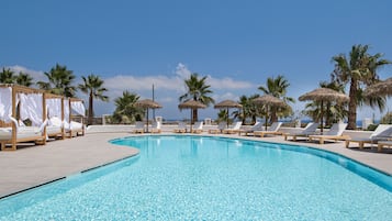 Piscina externa, guarda-sóis, espreguiçadeiras