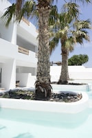 Piscina externa, guarda-sóis, espreguiçadeiras