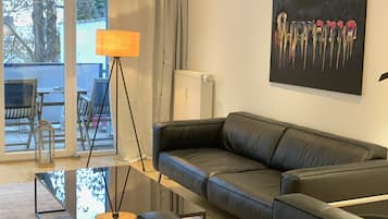 Apartamento superluxo, 2 quartos, acessível, sacada | Área de estar | TV de tela plana, filmes pagos, escritórios
