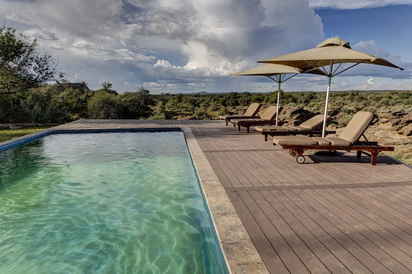Piscina externa, espreguiçadeiras