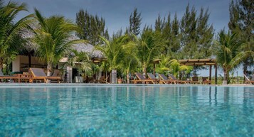 2 piscinas externas, espreguiçadeiras