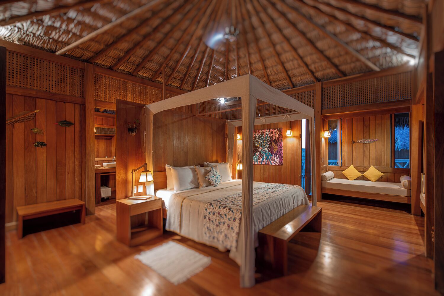 Lodge família vista rio | Minibar, cofre no quarto, secretária, ferro/tábua de engomar 