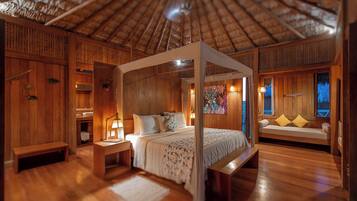 Lodge família vista rio | Minibar, cofre no quarto, secretária, ferro/tábua de engomar
