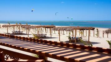 2 bares/lounges, um bar junto à piscina, um bar de praia