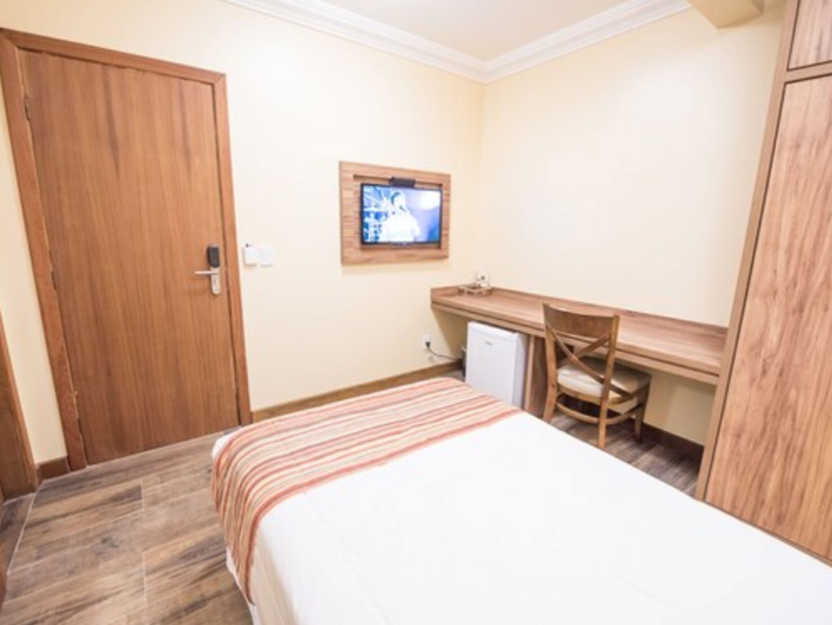 Frigobar, escrivaninha, quartos à prova de som
