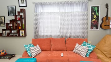 Casa família, 2 quartos, cozinha, vista parcial para o oceano | Sala de estar | TV de tela plana 50 polegadas com canais a cabo, TV, DVD player