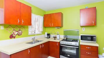 Casa família, 2 quartos, cozinha, vista parcial para o oceano | Cozinha privada | Geladeira grande, micro-ondas, fogão, cooktop