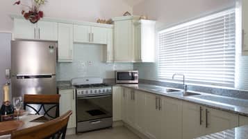 Quarto Deluxe, 2 quartos, acesso à piscina, vista para o jardim | Cozinha privada | Um frigorífico/congelador grande, um micro-ondas, um forno