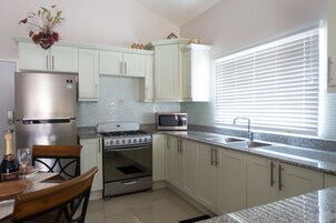 Quarto Deluxe, 2 quartos, acesso à piscina, vista para o jardim | Cozinha privada | Um frigorífico/congelador grande, um micro-ondas, um forno 