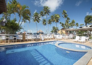 Piscina exterior, espreguiçadeiras 