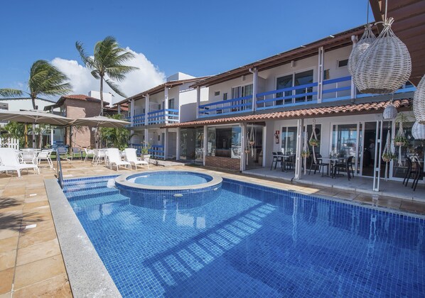 Piscina exterior, espreguiçadeiras 