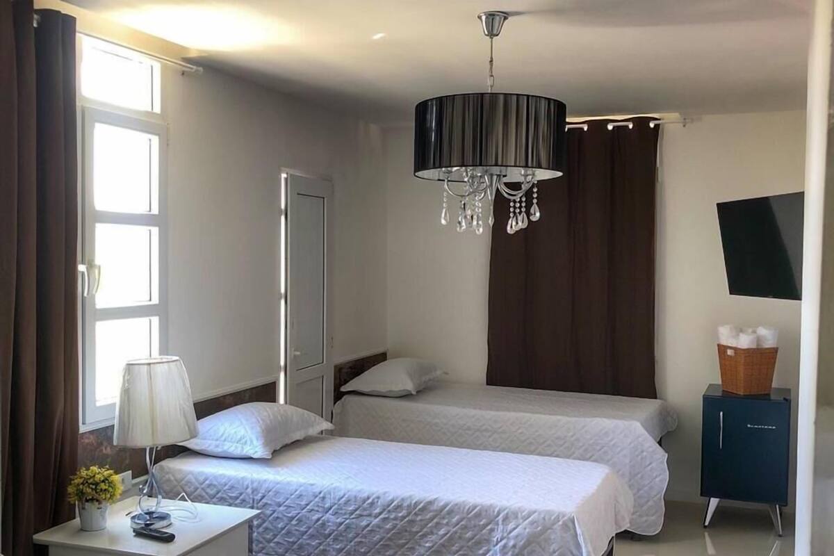 Minibar, cortinas/cortinados opacos, ferro/tábua de engomar