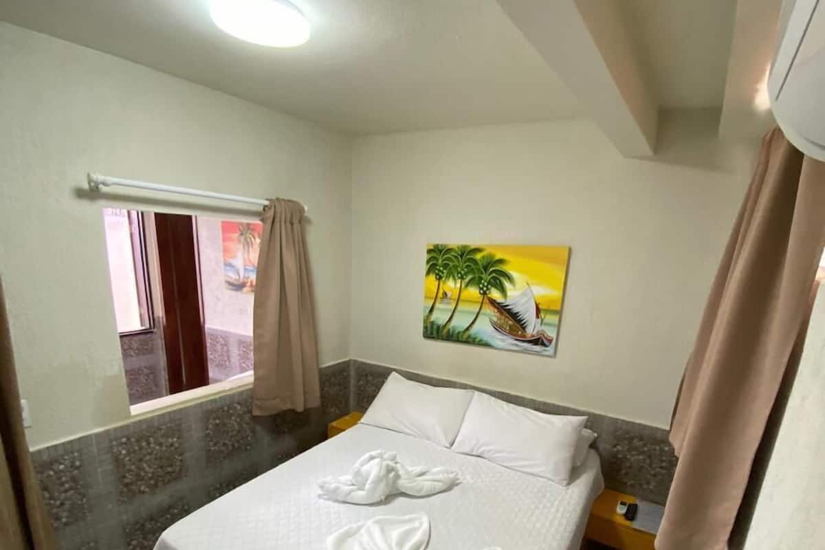 Minibar, cortinas/cortinados opacos, ferro/tábua de engomar