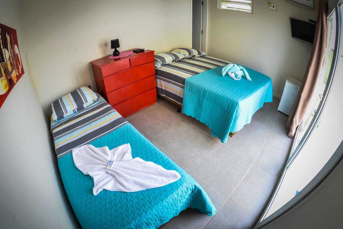 Quarto Triplo Standard | Minibar, cortinas/cortinados opacos, ferro/tábua de engomar
