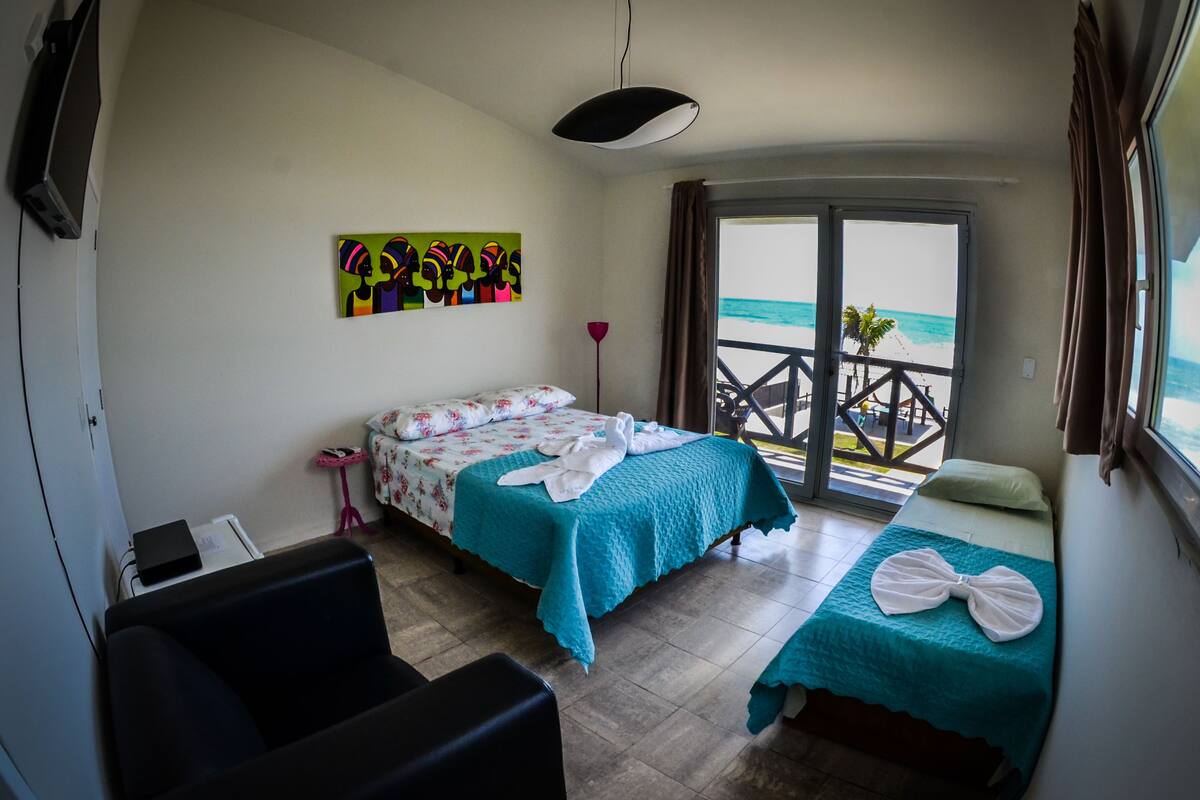 Quarto Triplo de Luxo, vista para a praia | Minibar, cortinas/cortinados opacos, ferro/tábua de engomar
