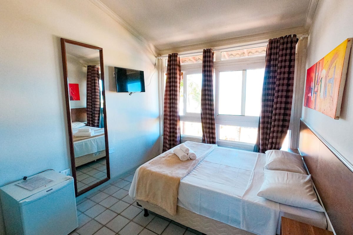Minibar, cortinas/cortinados opacos, ferro/tábua de engomar