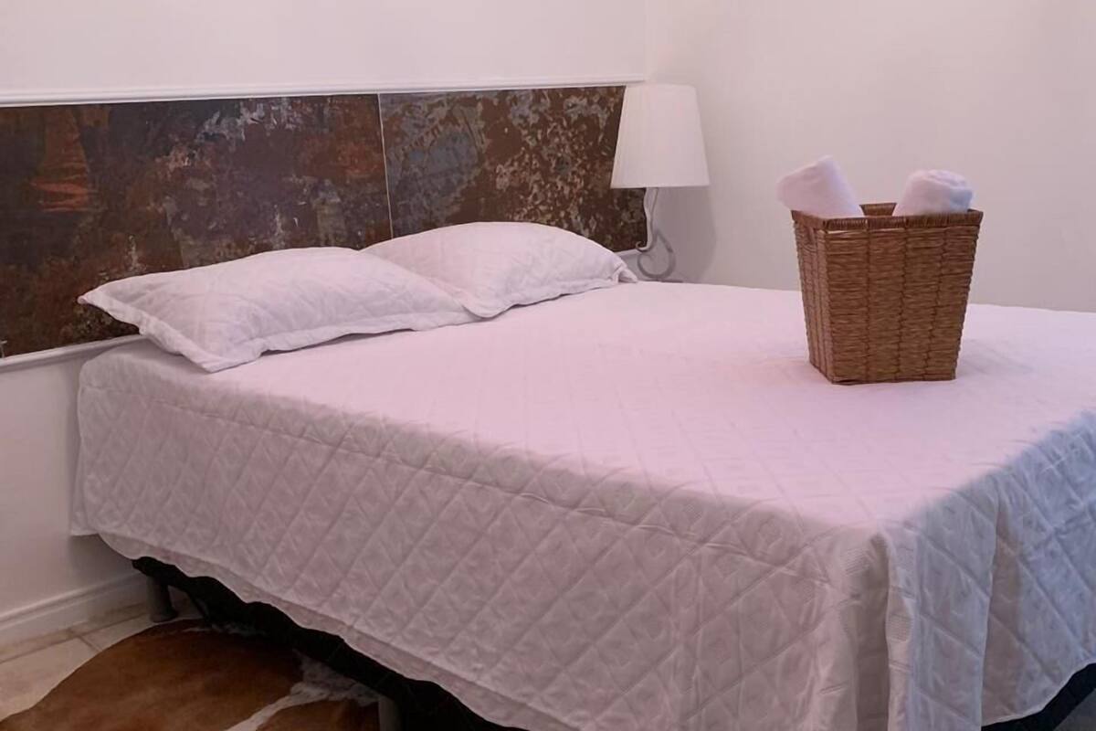Quarto Twin Económico | Minibar, cortinas/cortinados opacos, ferro/tábua de engomar
