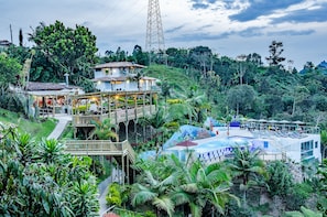Um resort com piscina, área de estar externa e restaurante.